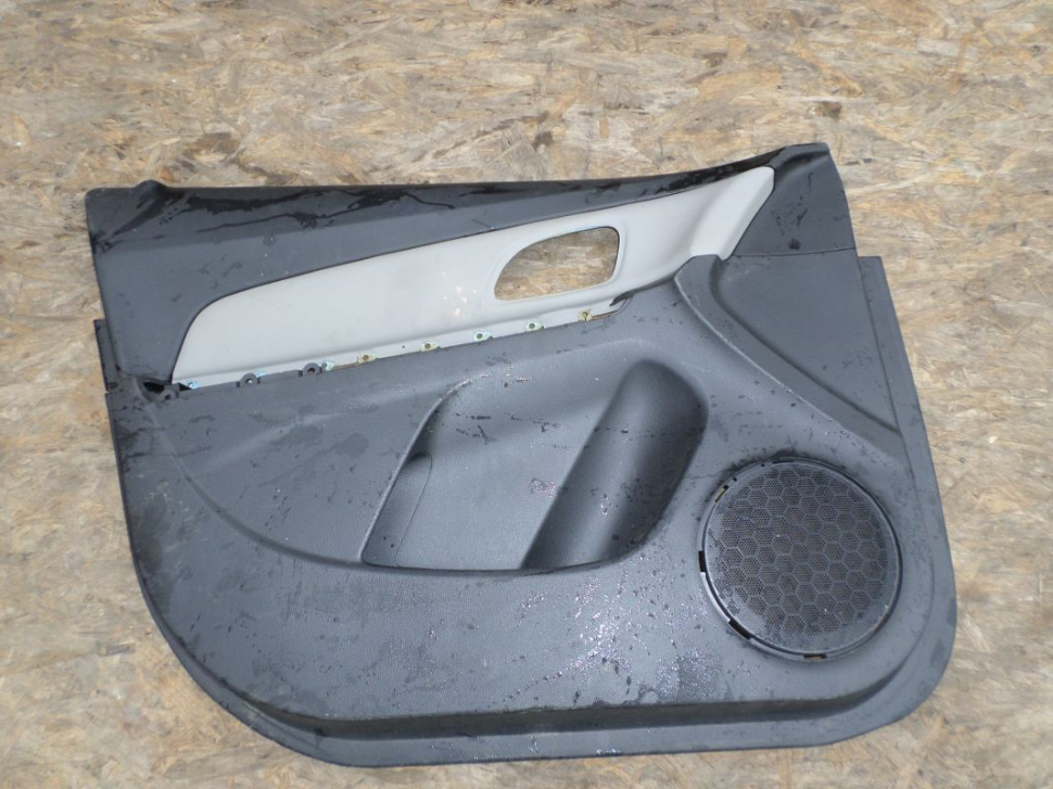 Обшивка двери Шевроле Круз передней левой 1357627, 95464477, 94823222 ...