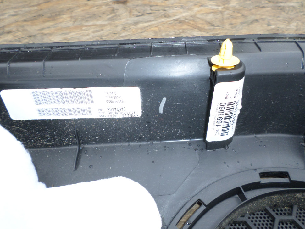 Обшивка двери Шевроле Круз передней левой 1357627, 95464477, 94823222 ...