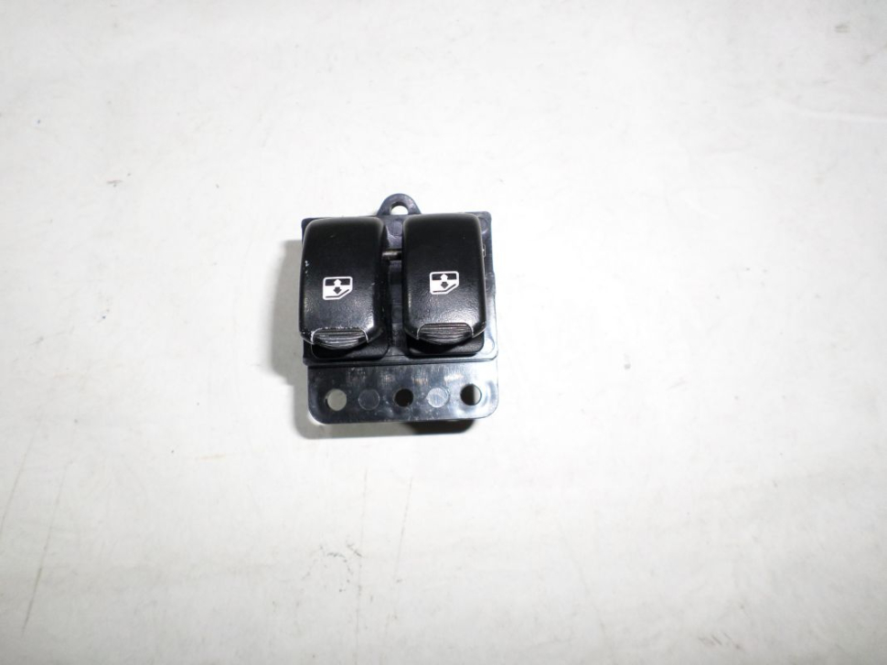 Кнопка стеклоподъемника двери передней левой 96258658, 96527803 Дэу ...