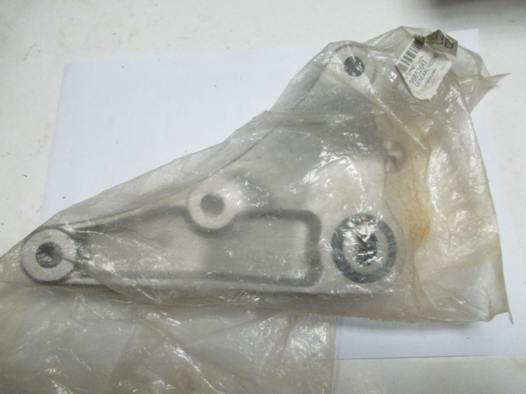 Кронштейн опоры двигателя задней 96852643 Шевроле Авео Т300 с АКПП на 1 ...