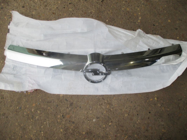 Решетка радиатора 1400746 13142522 накладка хромированная Опель Астра H ...