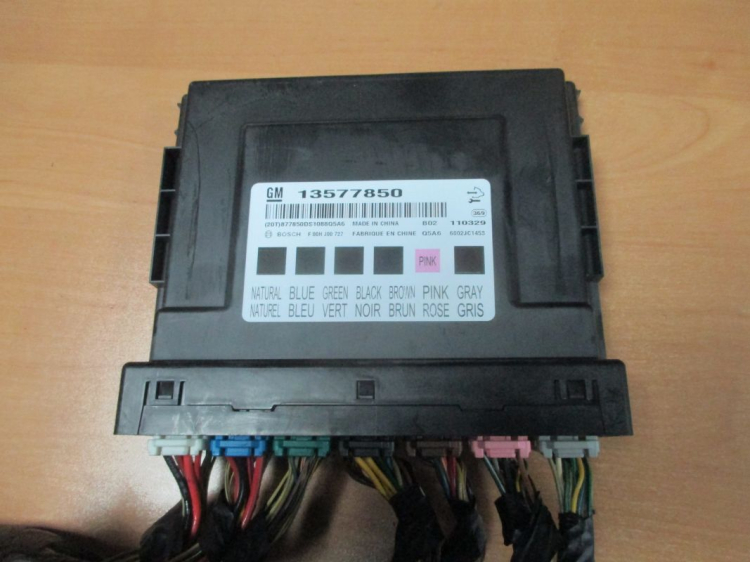 Блок комфорта Шевроле Круз 13577850 BCM модуль контроля кузова розовая ...