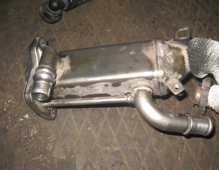 Радиатор охлаждения системы EGR Фрилендер 2 дизель 2,2 литра LR001002 ...