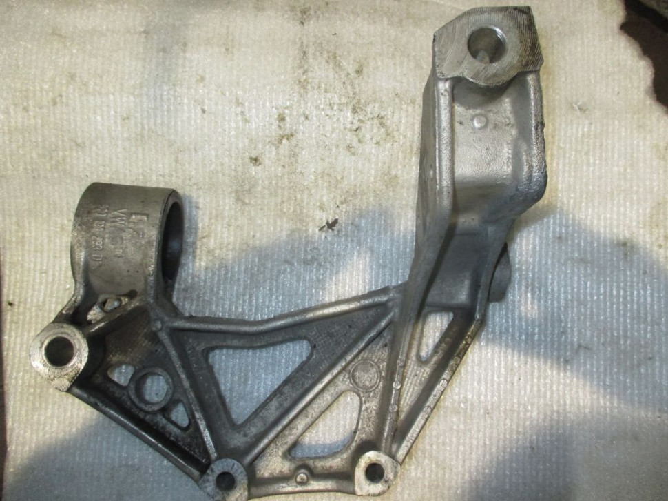 Кронштейн рычага правого переднего Фольксваген Поло, Шкода Фабия ...