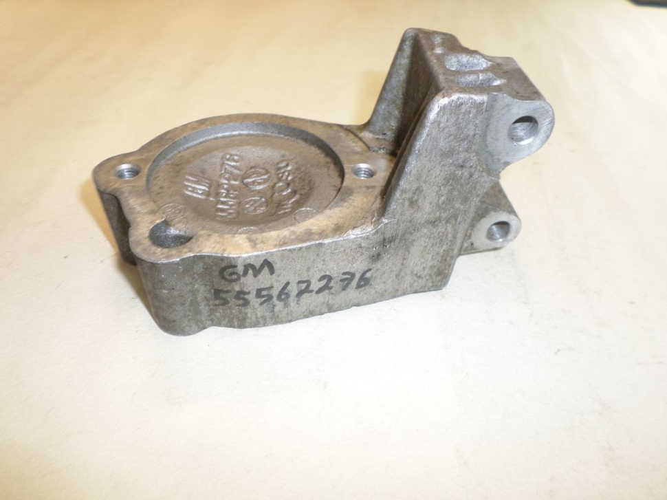Кронштейн насоса ГУР 55562276 Шевроле Круз Авео Т300 Орландо Опель ...