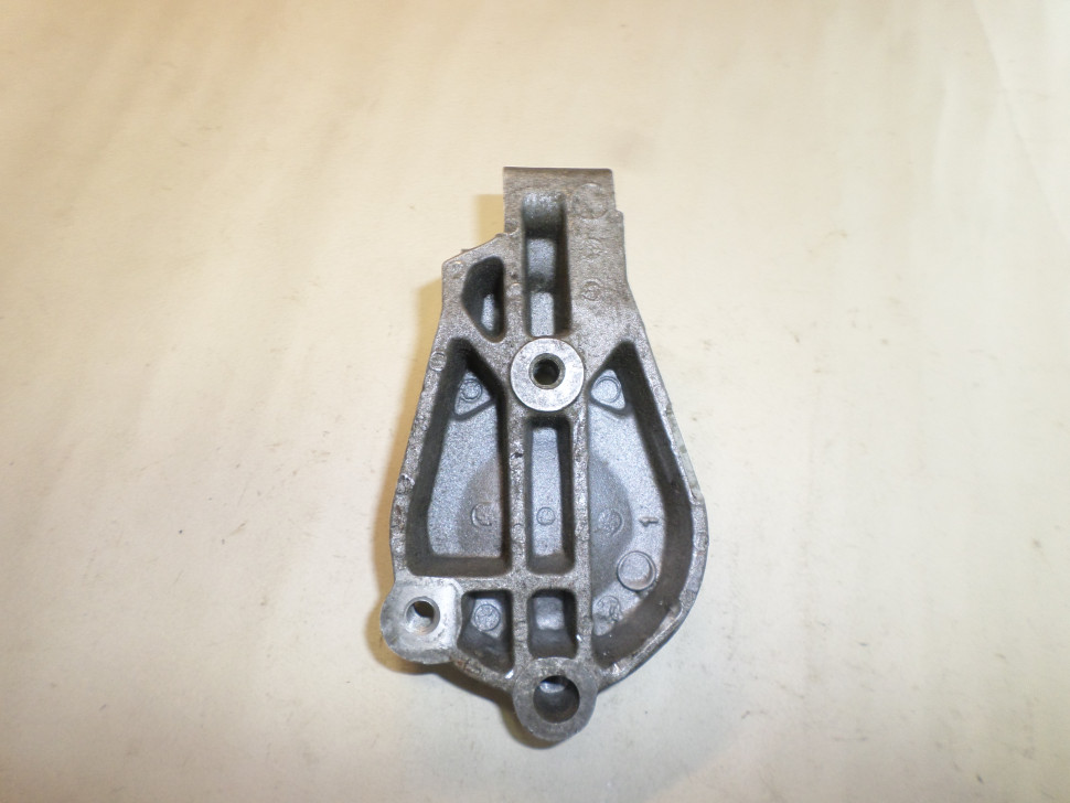 Кронштейн насоса ГУР 55562276 Шевроле Круз Авео Т300 Орландо Опель ...